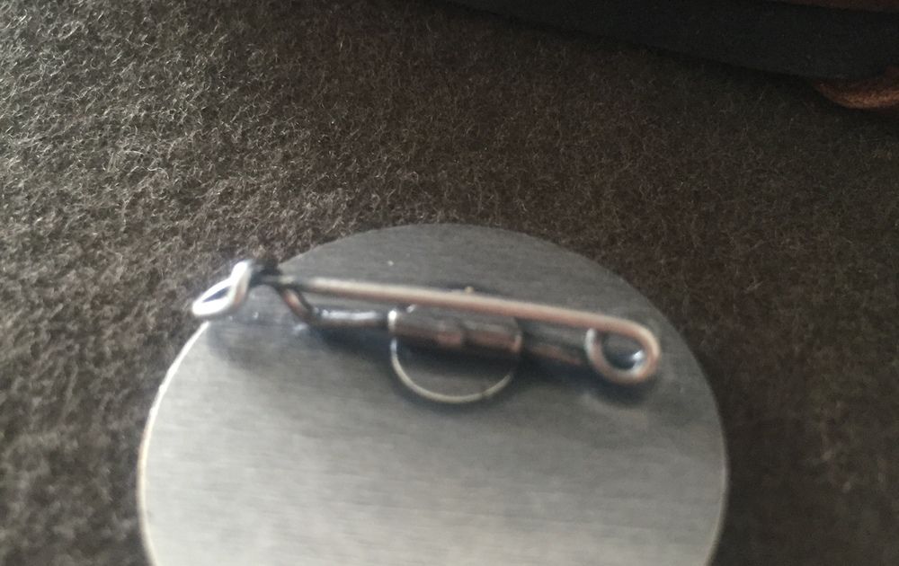 Quicktipp: Abzeichen/Nadel am Hut vor Verlust sichern - Quicktipp ...