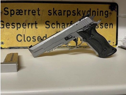 difference between p220 and p226